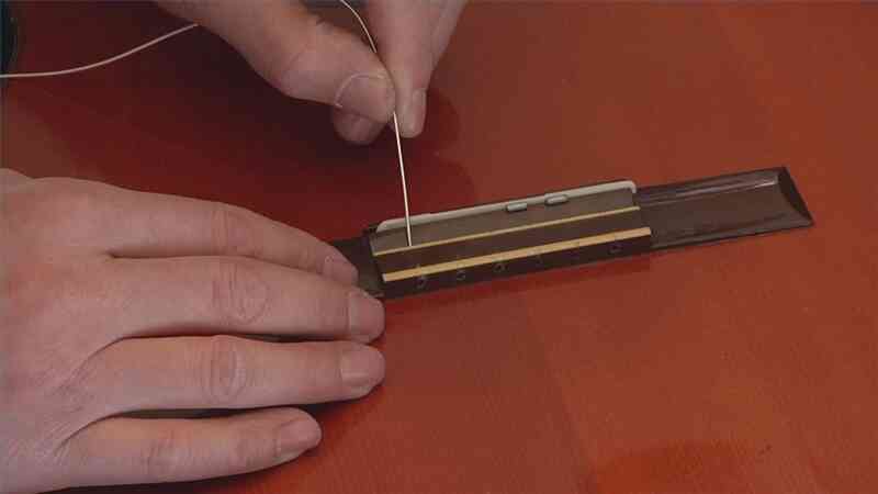 Gewusst wie: Restring eine Nylon-String-Gitarre