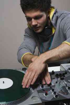 Gewusst wie: schreiben Sie einen Lebenslauf für einen DJ