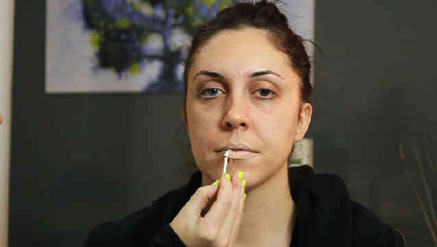 Wie erstelle ich eine Split-Lippe mit Make-up