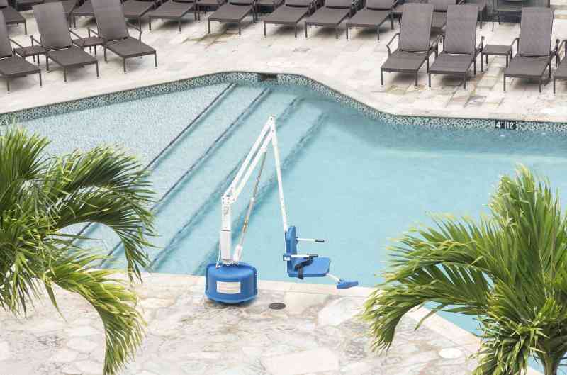 Schwimmbäder, die behindertengerecht ausgestattet sind